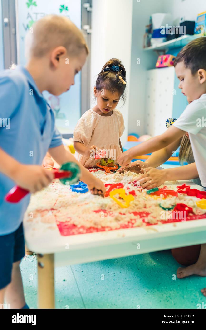 Girl pins boy -Fotos und -Bildmaterial in hoher Auflösung – Alamy