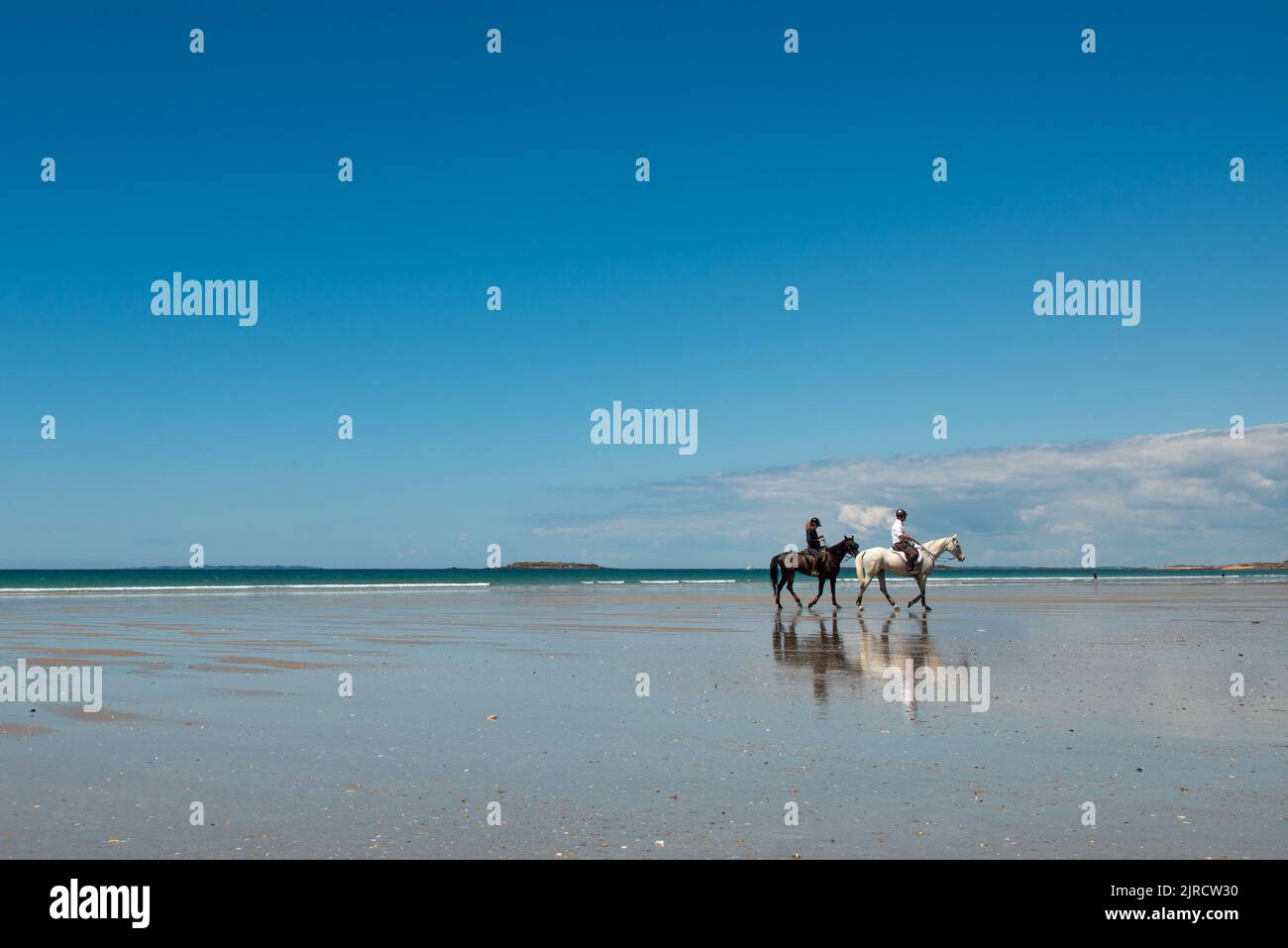 Pony ride on beach -Fotos und -Bildmaterial in hoher Auflösung – Alamy
