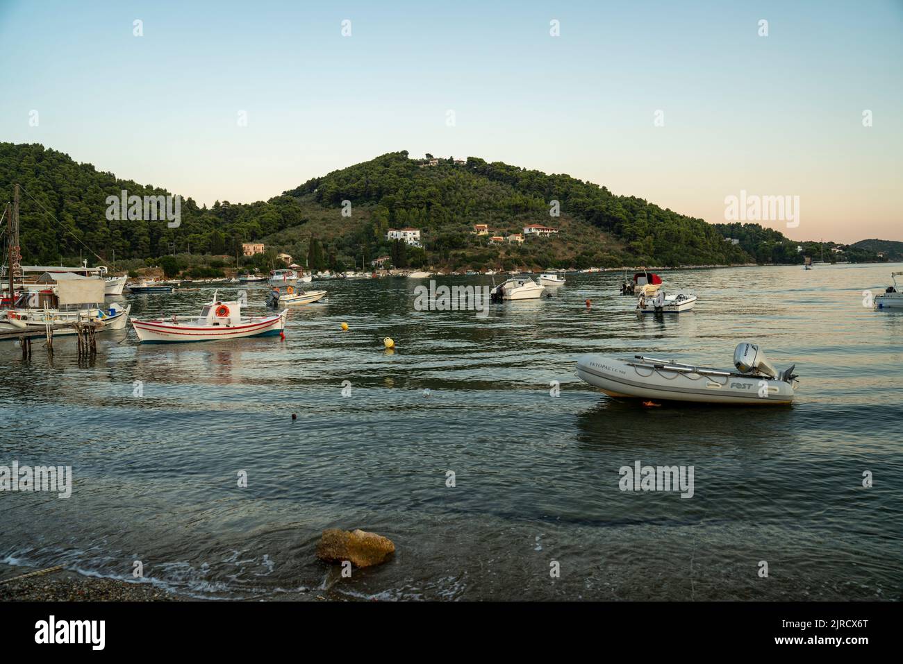 SKIATHOS, GRIECHENLAND - 08-22-2022 - Eine kleine griechische Insel in ...
