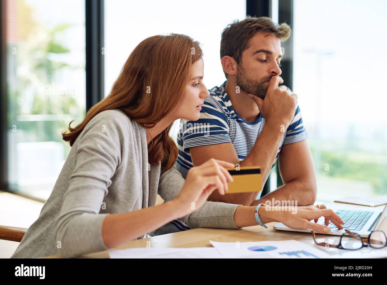 Haushaltsrechnungen bezahlen -Fotos und -Bildmaterial in hoher ...