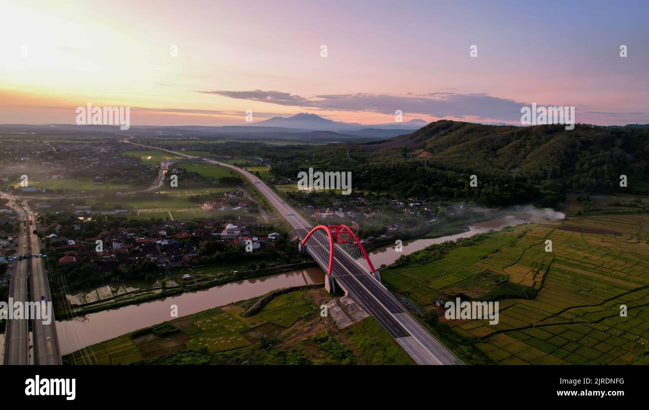 Luftaufnahme der Kalikuto Bridge, einer ikonischen Roten Brücke an der ...