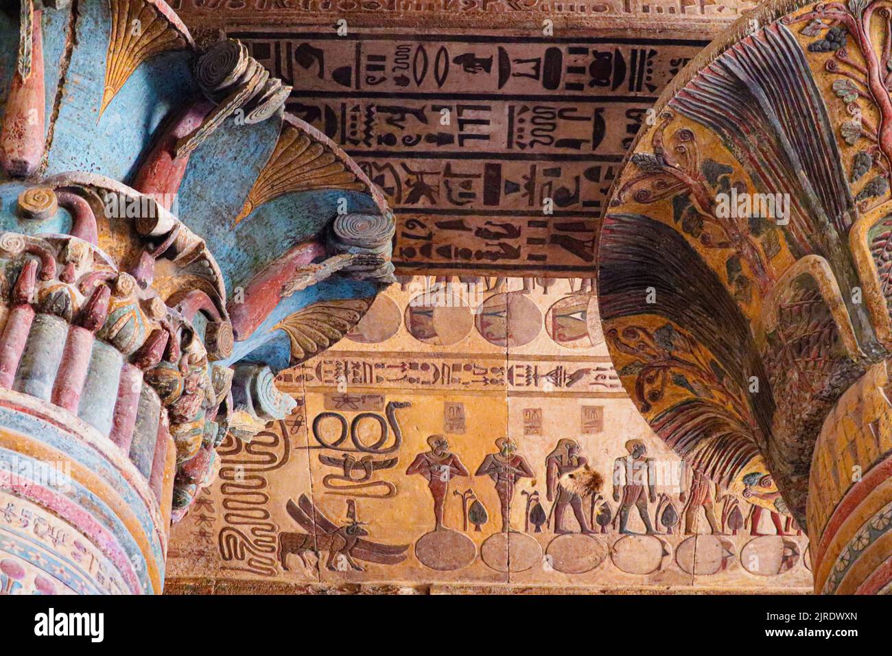 Der Tempel von Khnum in Esna, der dem gott Khnum, seinen Gefährten ...