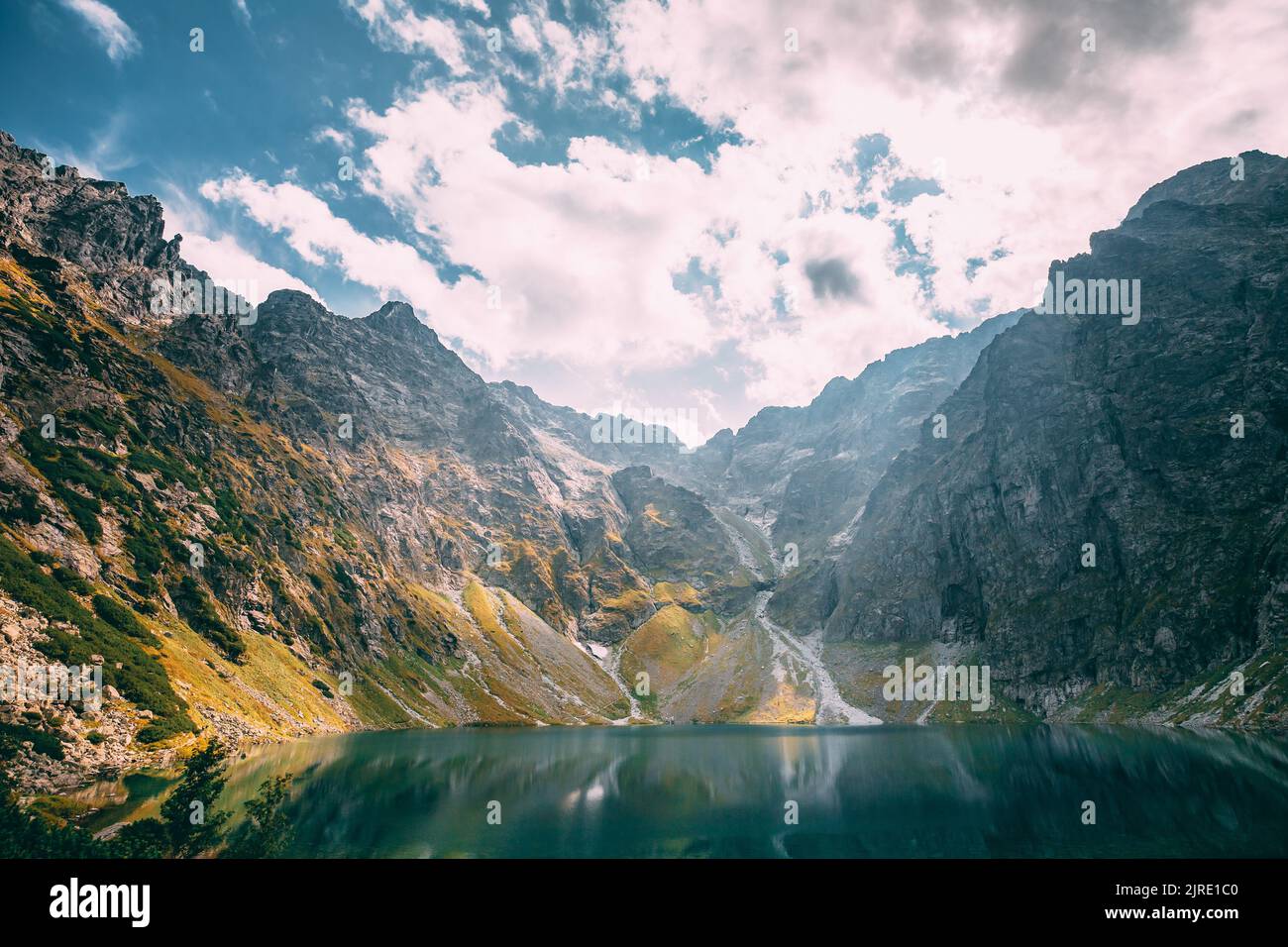 Tatra-Nationalpark, Polen. Calm Lake Czarny Staw Unter Rysy Und Summer ...