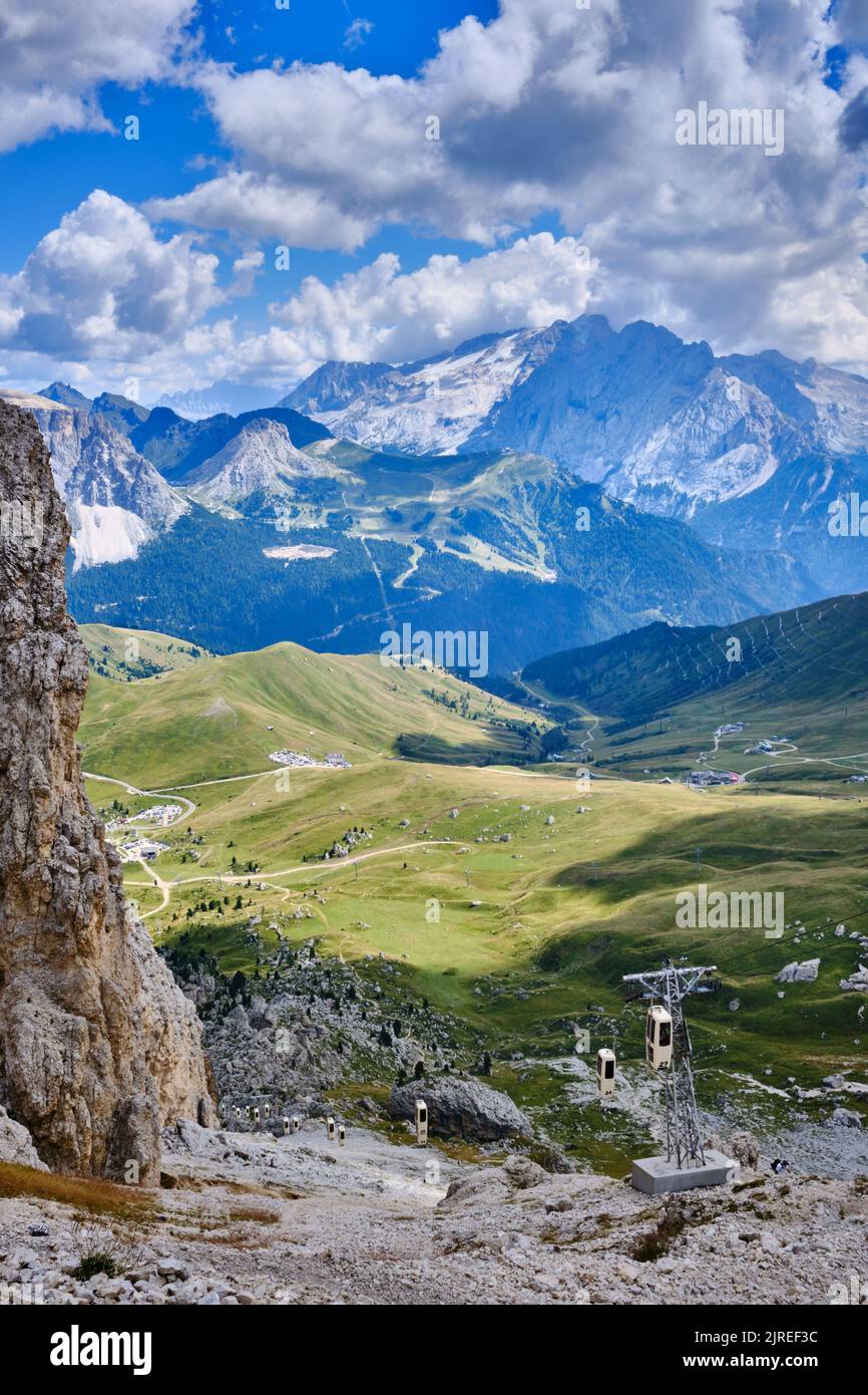 Die Seilbahn zwischen dem Sellajoch und der Langkofelgruppe zur Toni ...