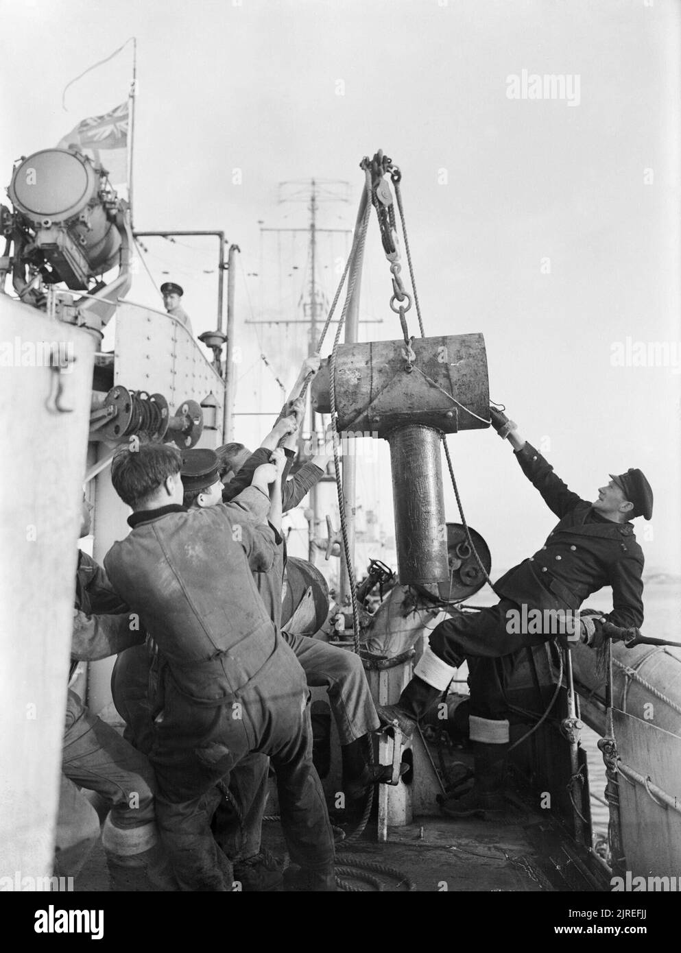 Matrosen an Bord der HMS ESKIMO Heben der Depth Charge in Position auf ...