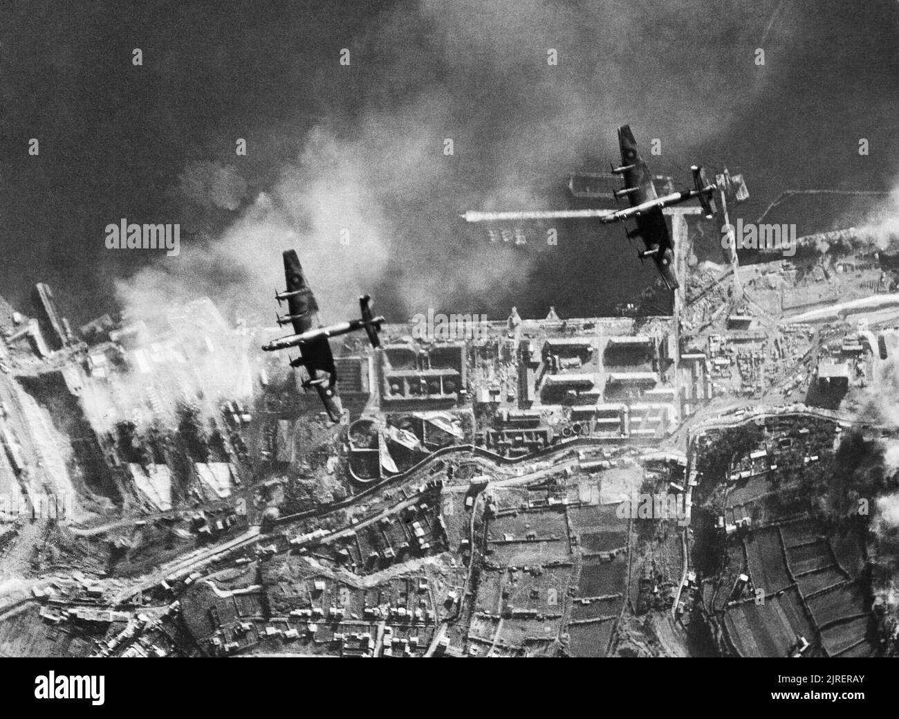 Handley Page Halifaxes von Nr. 35 Squadron RAF Bombardierung der ...