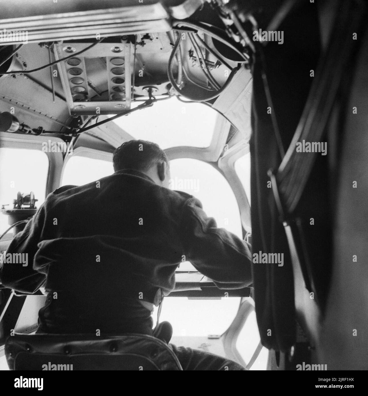 Der Navigator bei der Arbeit in einer Lockheed Hudson von Nr. 269 ...