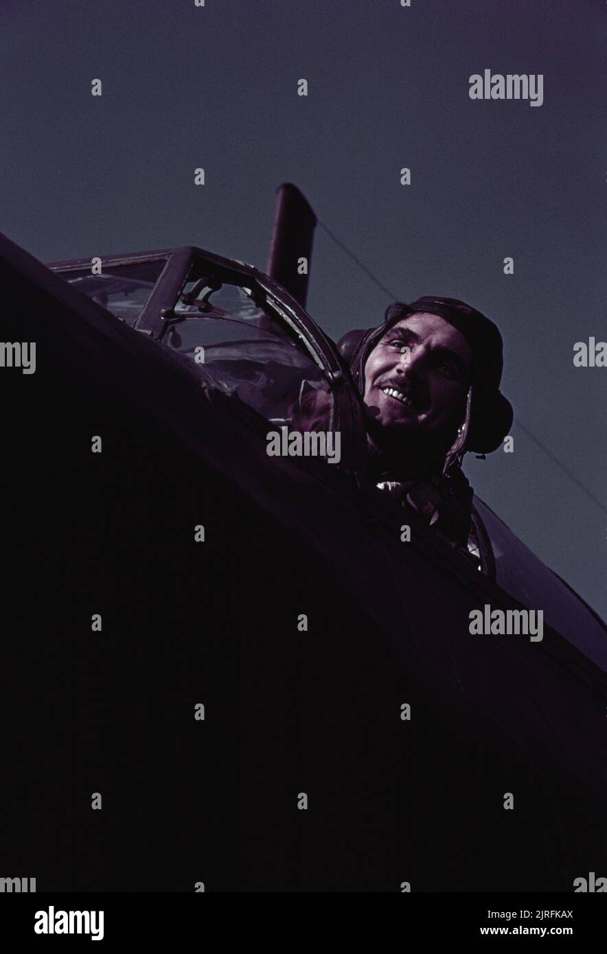 Der kanadische Pilot einer Vickers Wellington Bomber sieht aus seinem ...