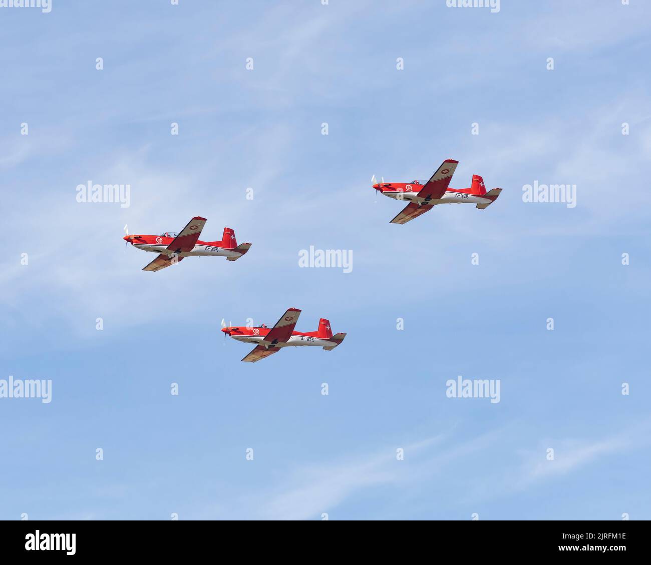 Mitglieder des Teams der Schweizer Luftwaffe PC-7 zeigen sich beim RIAT ...