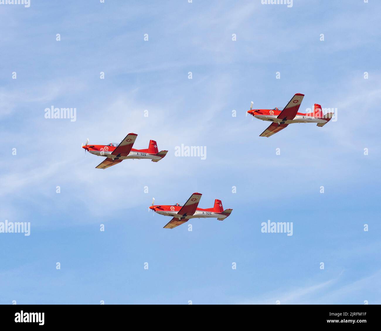 Mitglieder des Teams der Schweizer Luftwaffe PC-7 zeigen sich beim RIAT ...