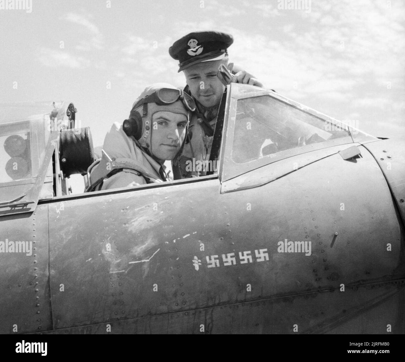 Flight Lieutenant Dennis Barnham von Nr. 601 Squadron RAF im Cockpit ...