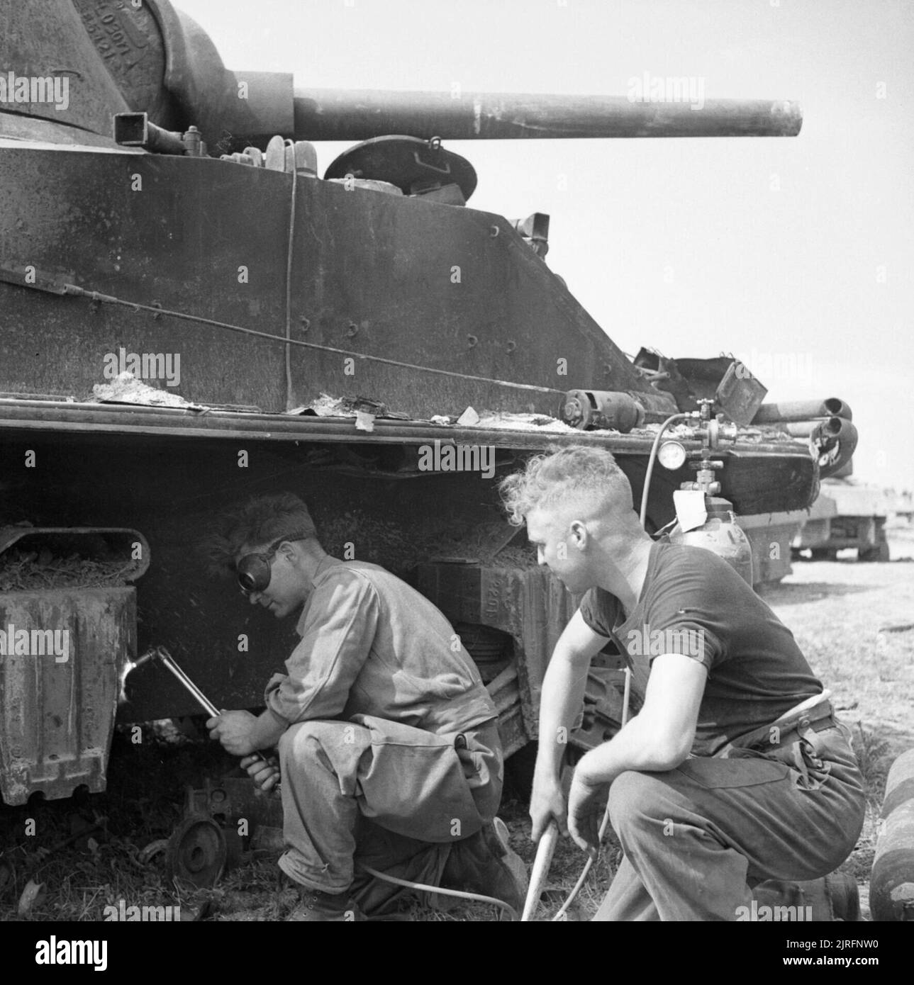 Göreme Personal schneiden Fahrwerkkomponenten von einem Sherman Panzer ...