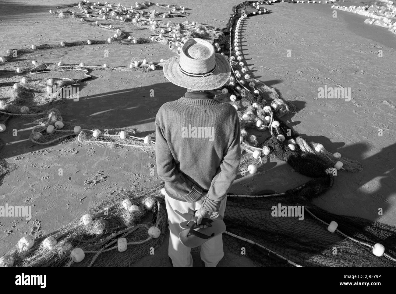 Bombinhas, Santa Catarina, Brasilien - 22. Mai 2022: Fischer im ...