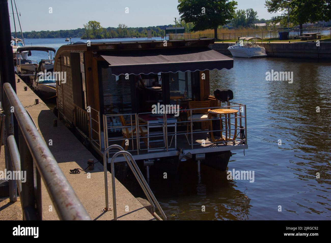 Sommerliche hausbootlandschaft -Fotos und -Bildmaterial in hoher ...
