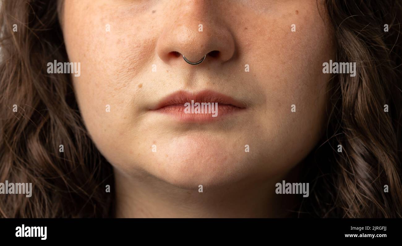 Frau mit nasenring -Fotos und -Bildmaterial in hoher Auflösung – Alamy