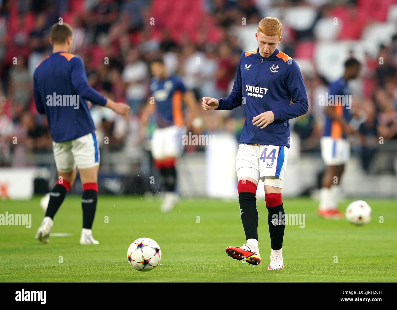 Rangers-Torhüter Adam Devine wärmt sich vor dem Start vor dem ...