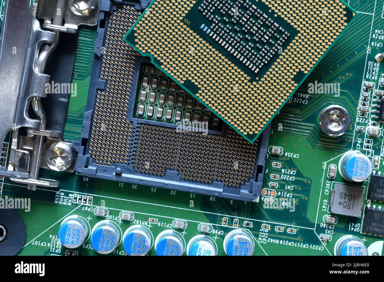 Detail eines CPU-Prozessors über seinem Sockel auf einem Mainboard ...