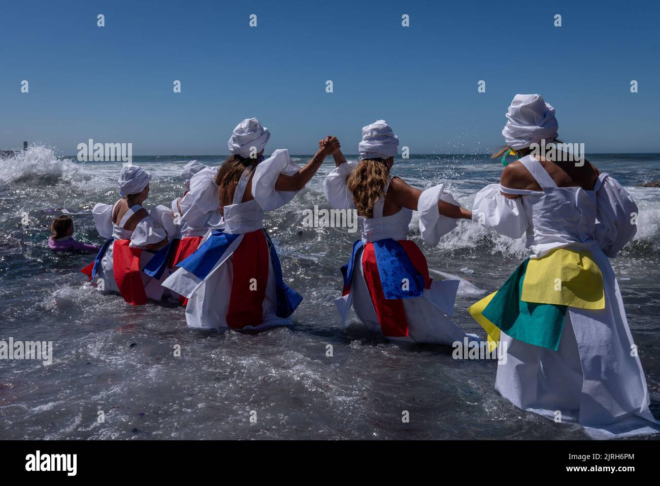 Porto, Portugal. 21. August 2022. Eine Gruppe Frauen baden mit ihren ...