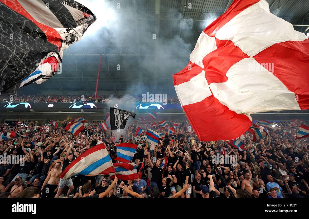 PSV Eindhoven-Fans vor dem Qualifikationsspiel der UEFA Champions League im PSV-Stadion in ...