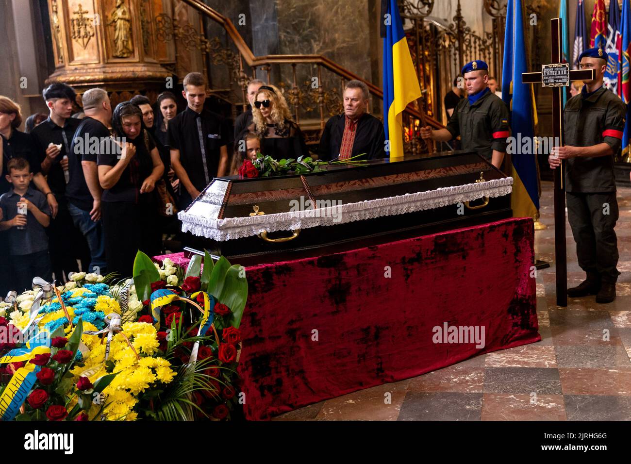 Die Familie mornt während der Beerdigung eines Soldaten, der am 24 ...