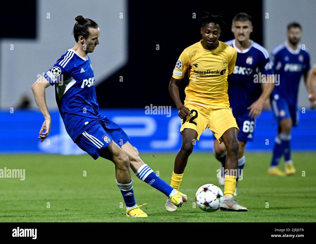 Robert Ljubicic von Dinamo in Aktion beim UEFA Champions League Play ...