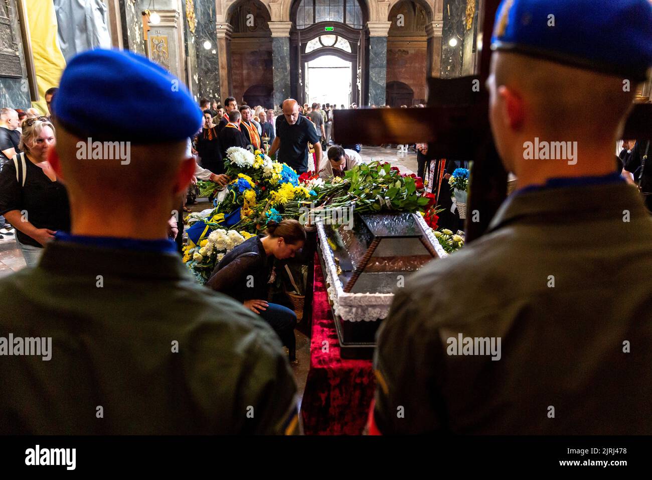 Ukrainer nehmen an der Beerdigung eines von der russischen Armee ...