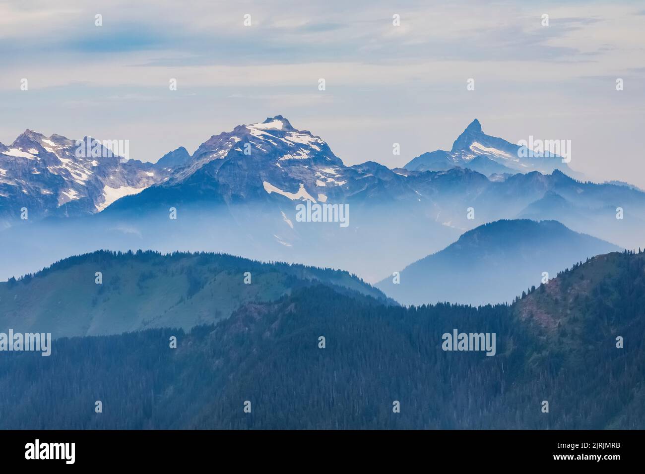 Rauch vom Irving Peak und Feuer am White River (2022) vom Evergreen ...