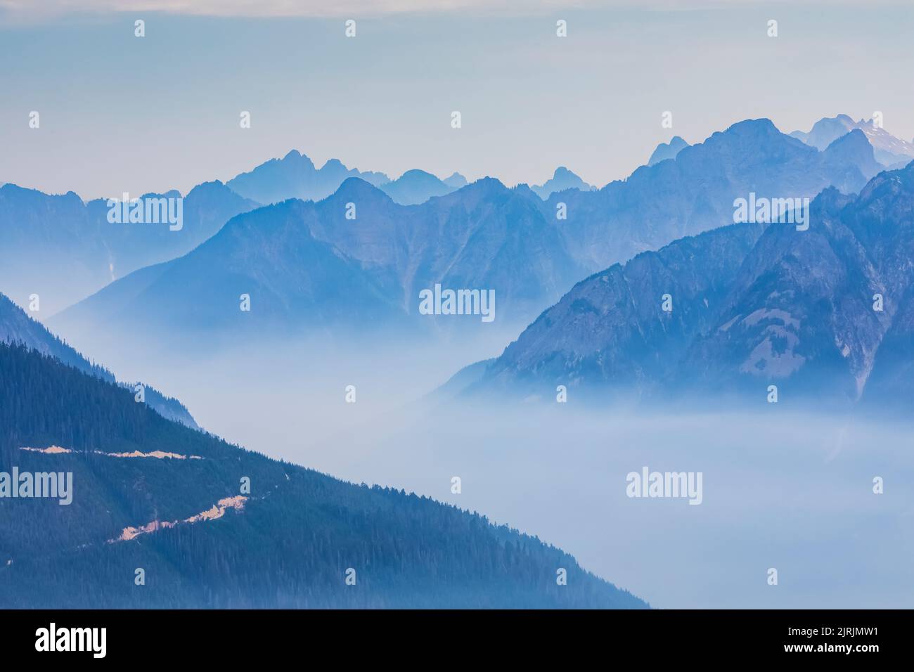 Rauch vom Irving Peak und Feuer am White River (2022) vom Evergreen ...