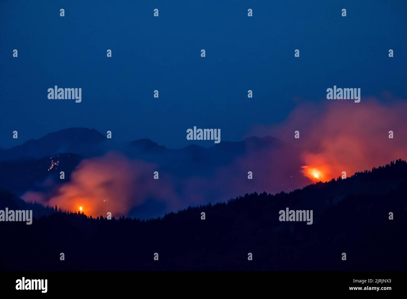 Irving Peak und White River Fires (2022) Nachts vom Evergreen Mountain ...