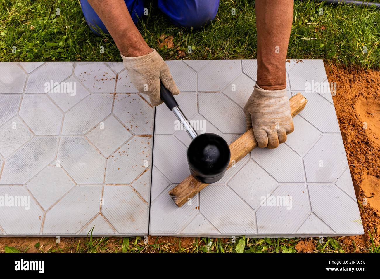 Der Meister legt Pflastersteine in Schichten. Garten Backstein Weg ...
