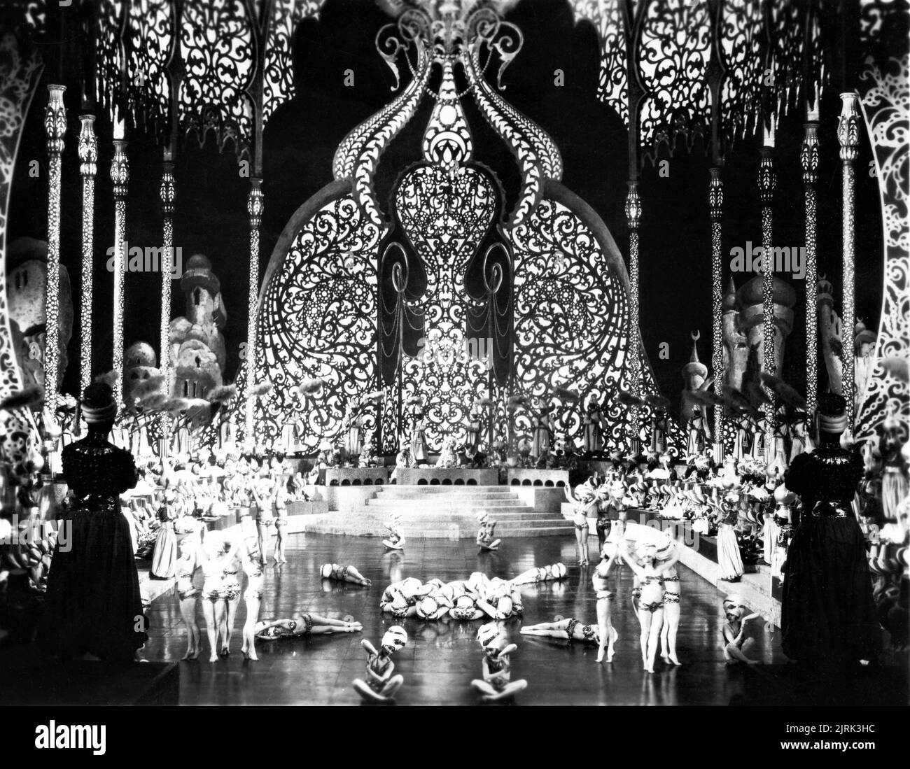 Spektakuläre produktion Schwarzweiß-Stockfotos und -bilder - Alamy