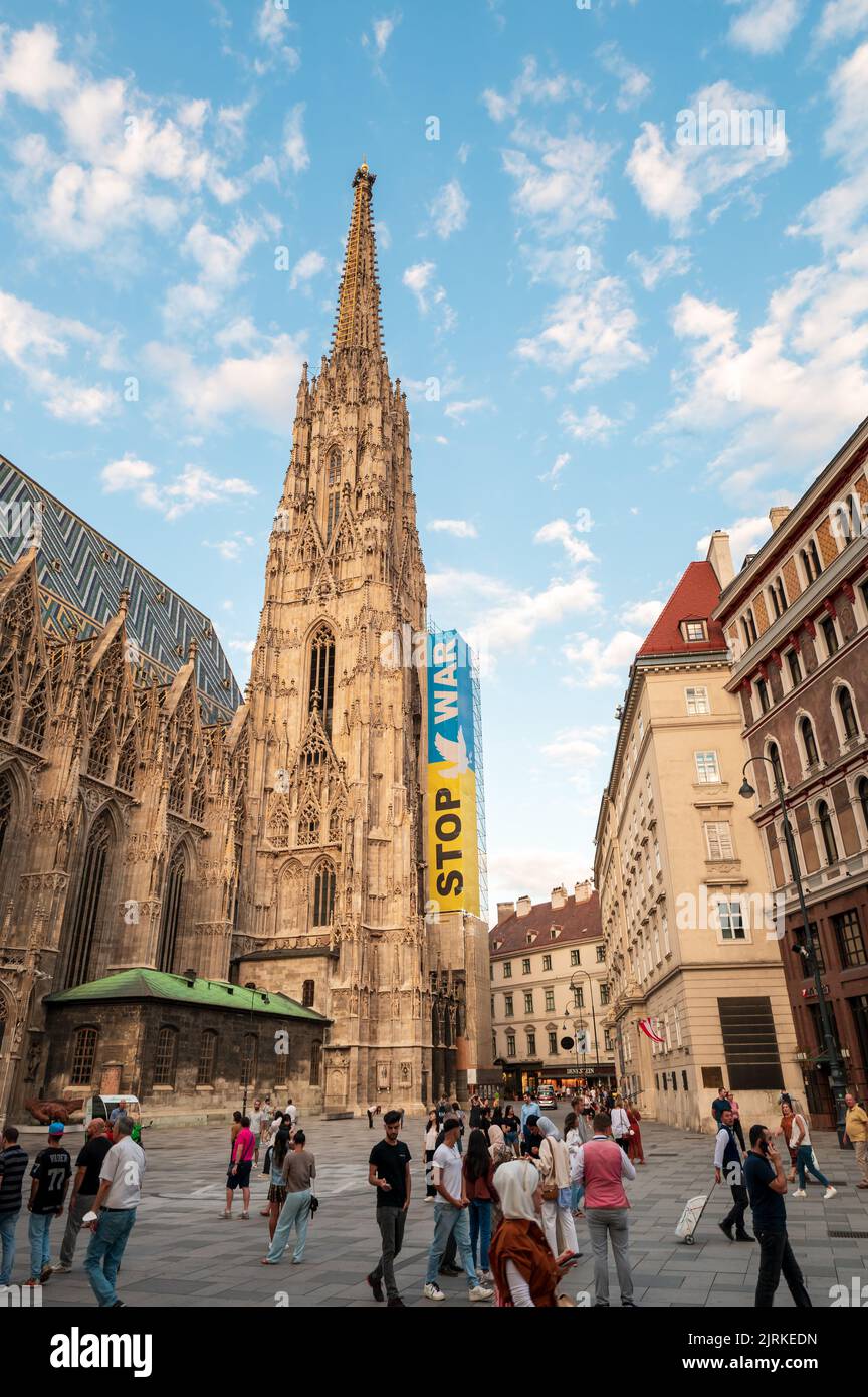 Wien, Österreich - 11. August 2022: Stephansdom, der Wiener Dom erhebt ...