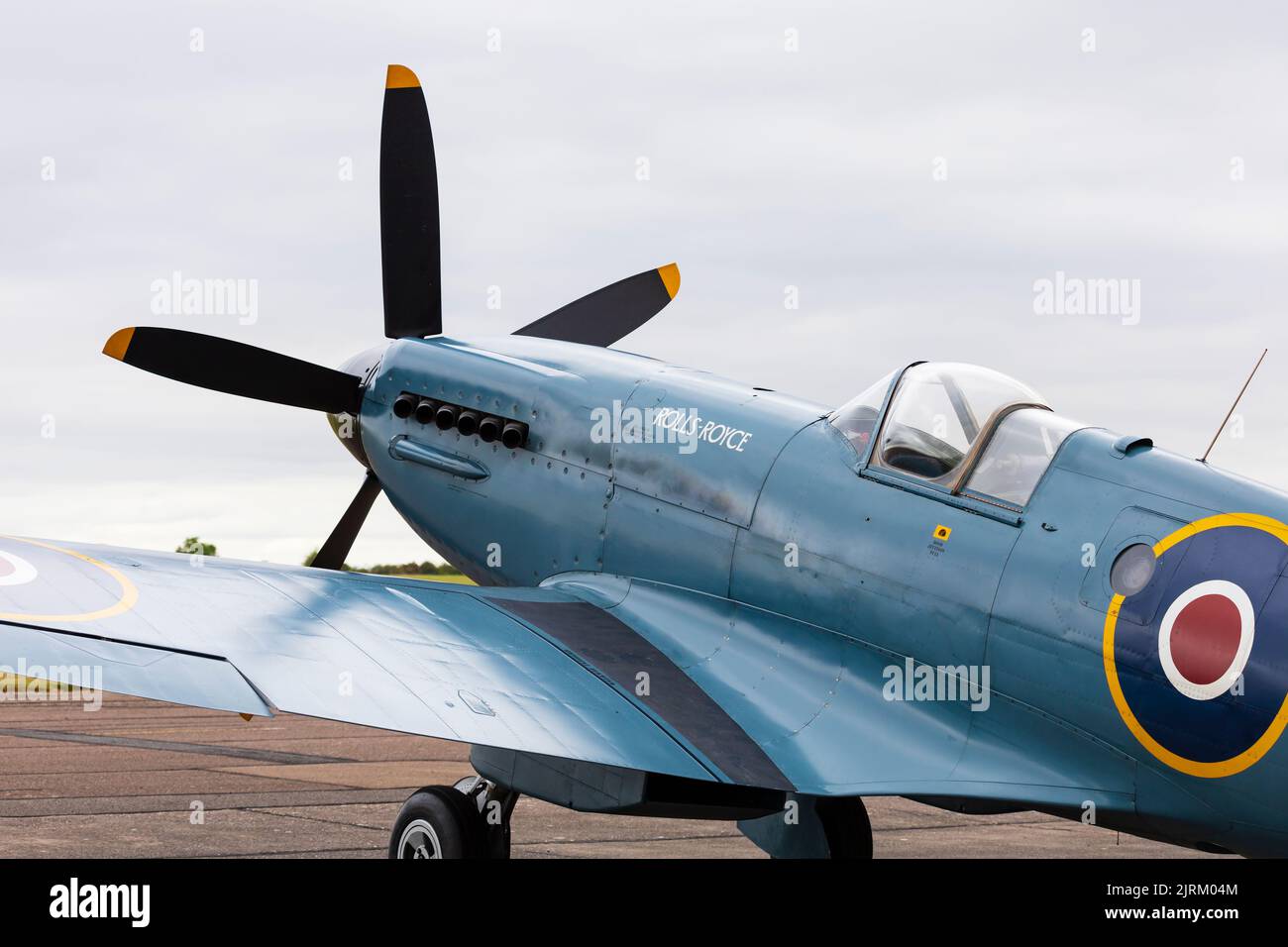 Supermarine Spitfire PRXIX des Rolls Royce Heritage Trust fliegt am RAF ...