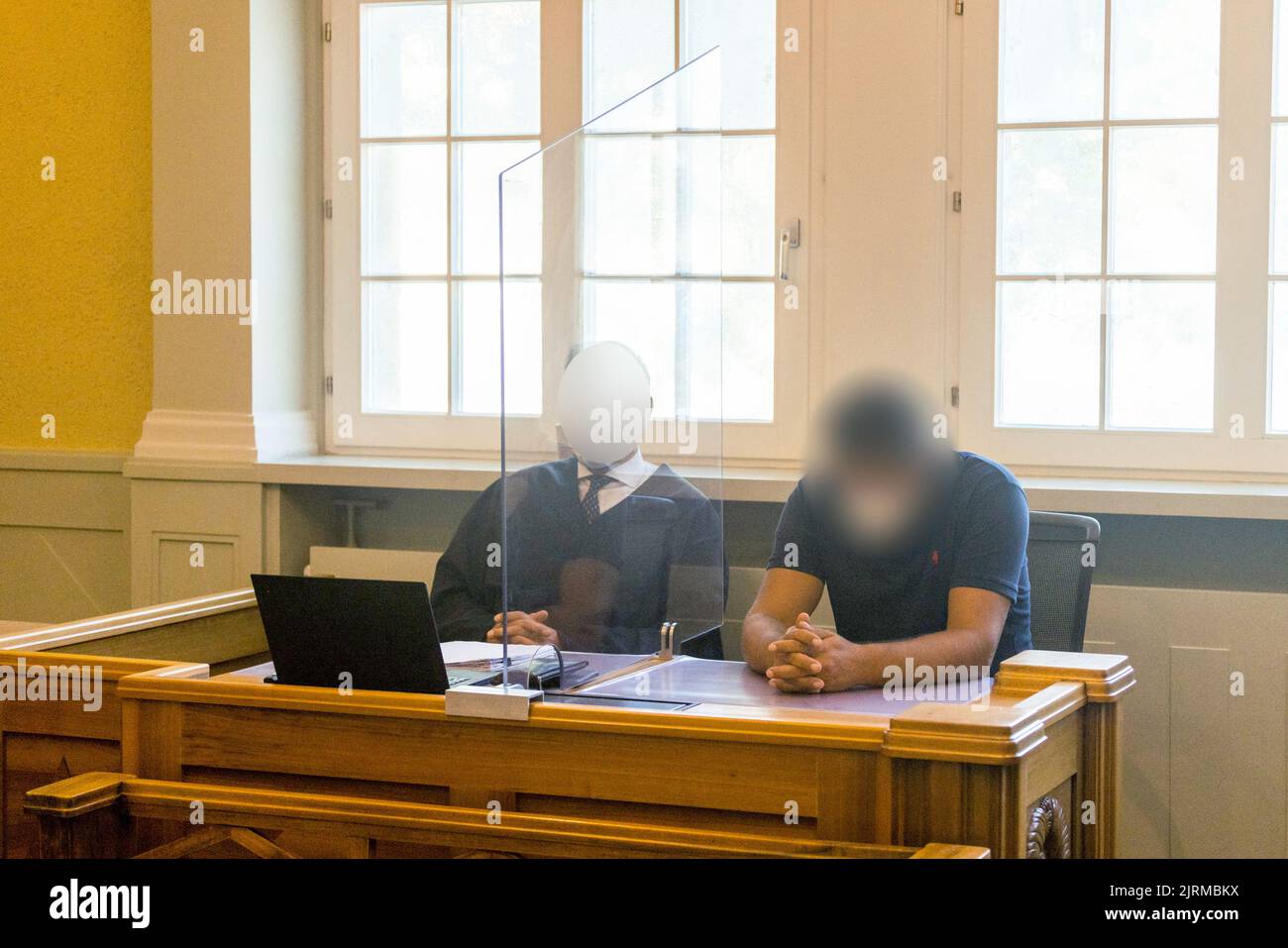 Donaueschingen, Deutschland. 25. August 2022. Ein Angeklagter (r) sitzt neben seinem Anwalt. Der ...