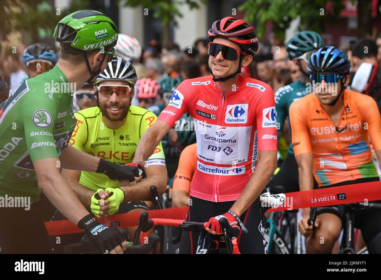 Der Franzose Rudy Molard von Groupama-FDJ trägt das rote Trikot, das zu ...