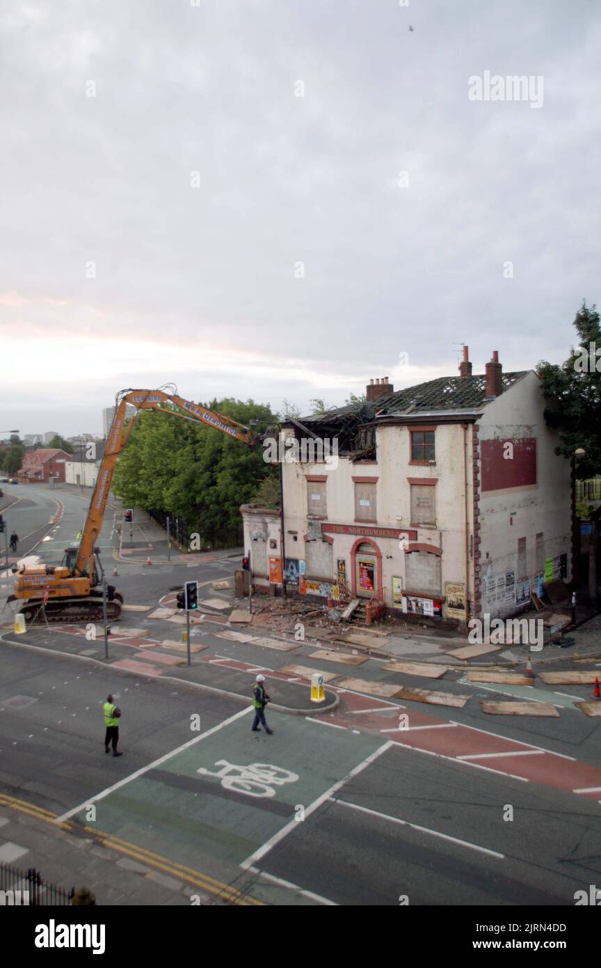 Abriss des Northumberland Pub Chester Road, Old Trafford Manchester ...