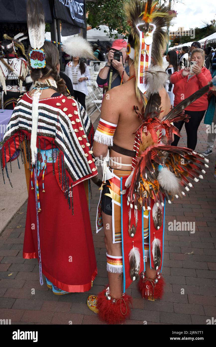Bree Black Horse steht mit Derek Red Arrow Frank beim Native American ...