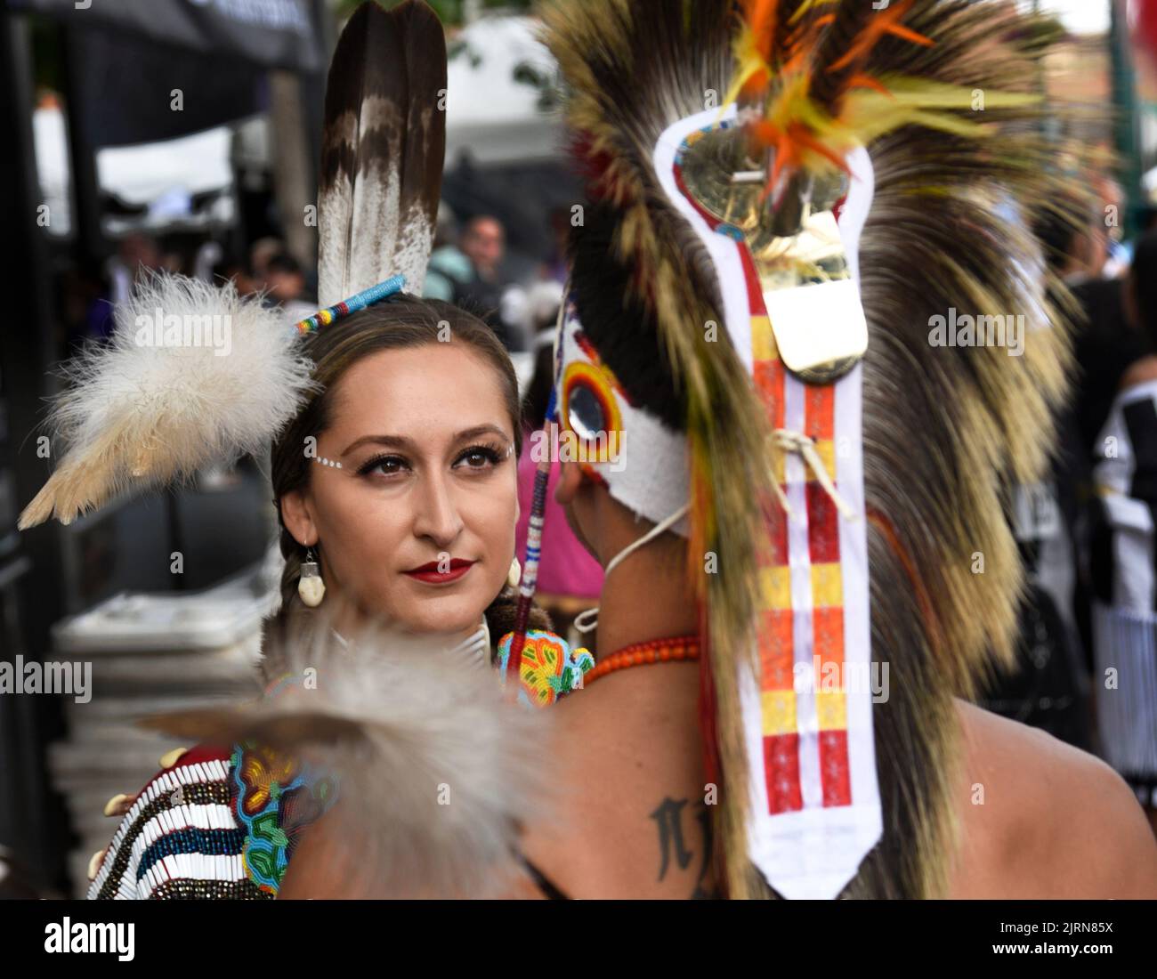 Bree Black Horse steht mit Derek Red Arrow Frank beim Native American ...