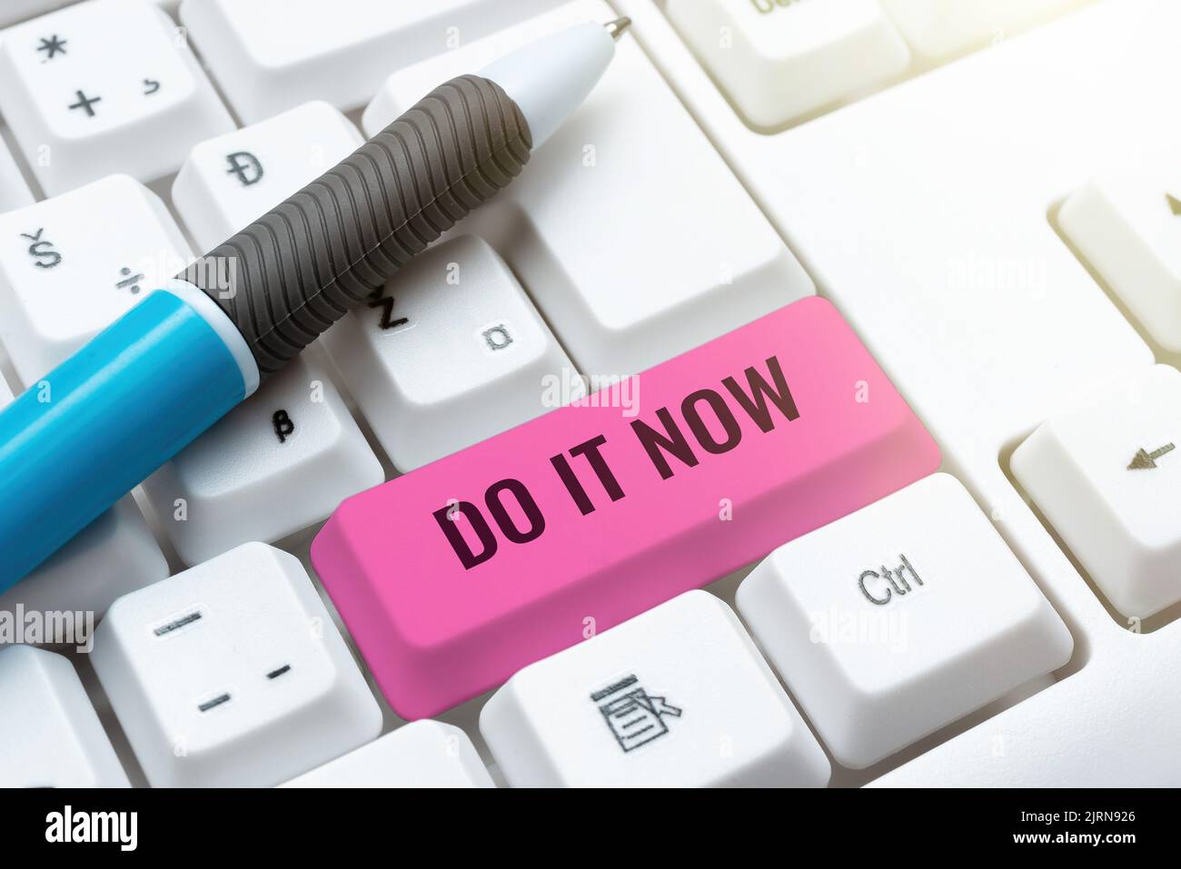 Textschild mit der Anzeige „Jetzt machen“. Konzeptionelles Foto sofort ...