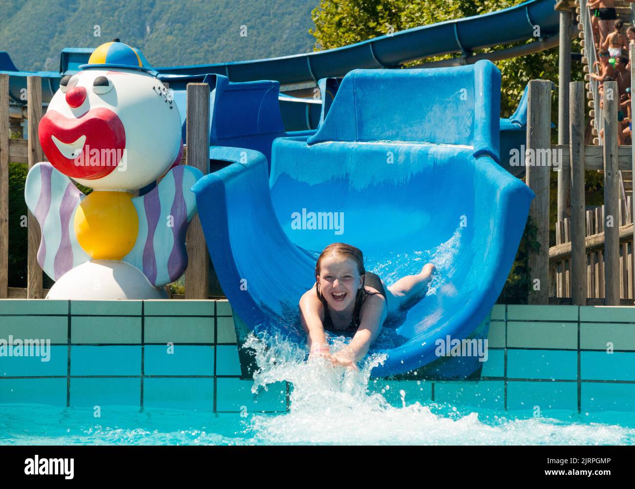 Junges Mädchen / Kind / Kind am Pool und lächelnd, als sie auf einer ...