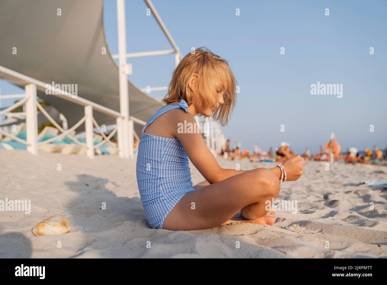 Mädchen badeanzug strand -Fotos und -Bildmaterial in hoher Auflösung ...