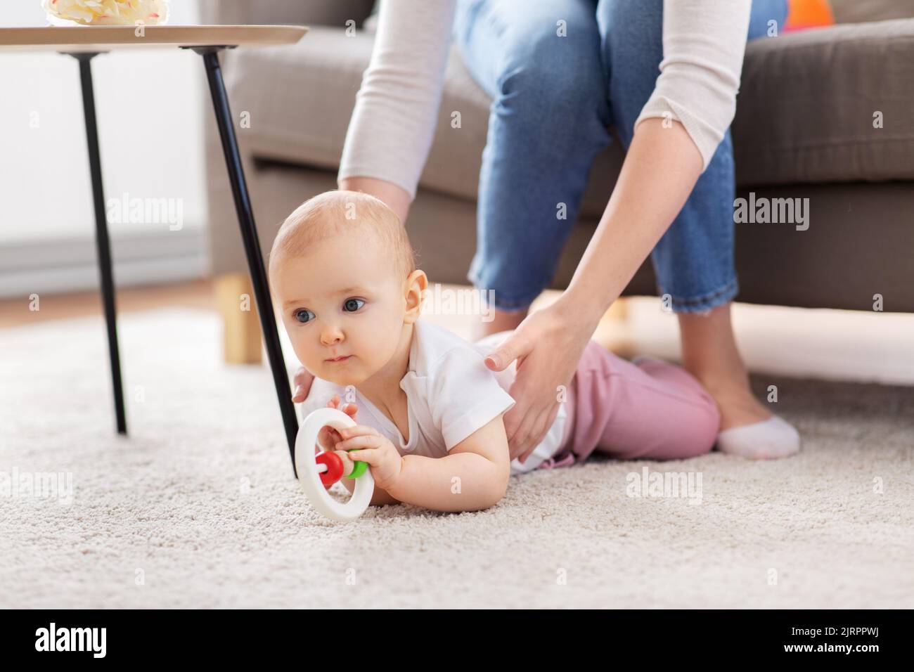 Rassel kleine mutter -Fotos und -Bildmaterial in hoher Auflösung – Alamy