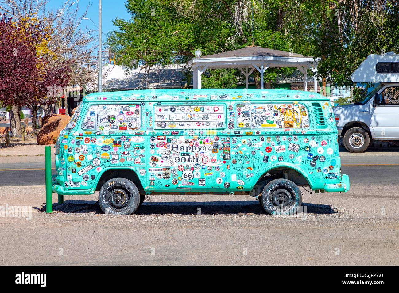 Seligman, USA - 25. Mai 2022: Altes VW-Bully-Auto oder Transporter mit ...