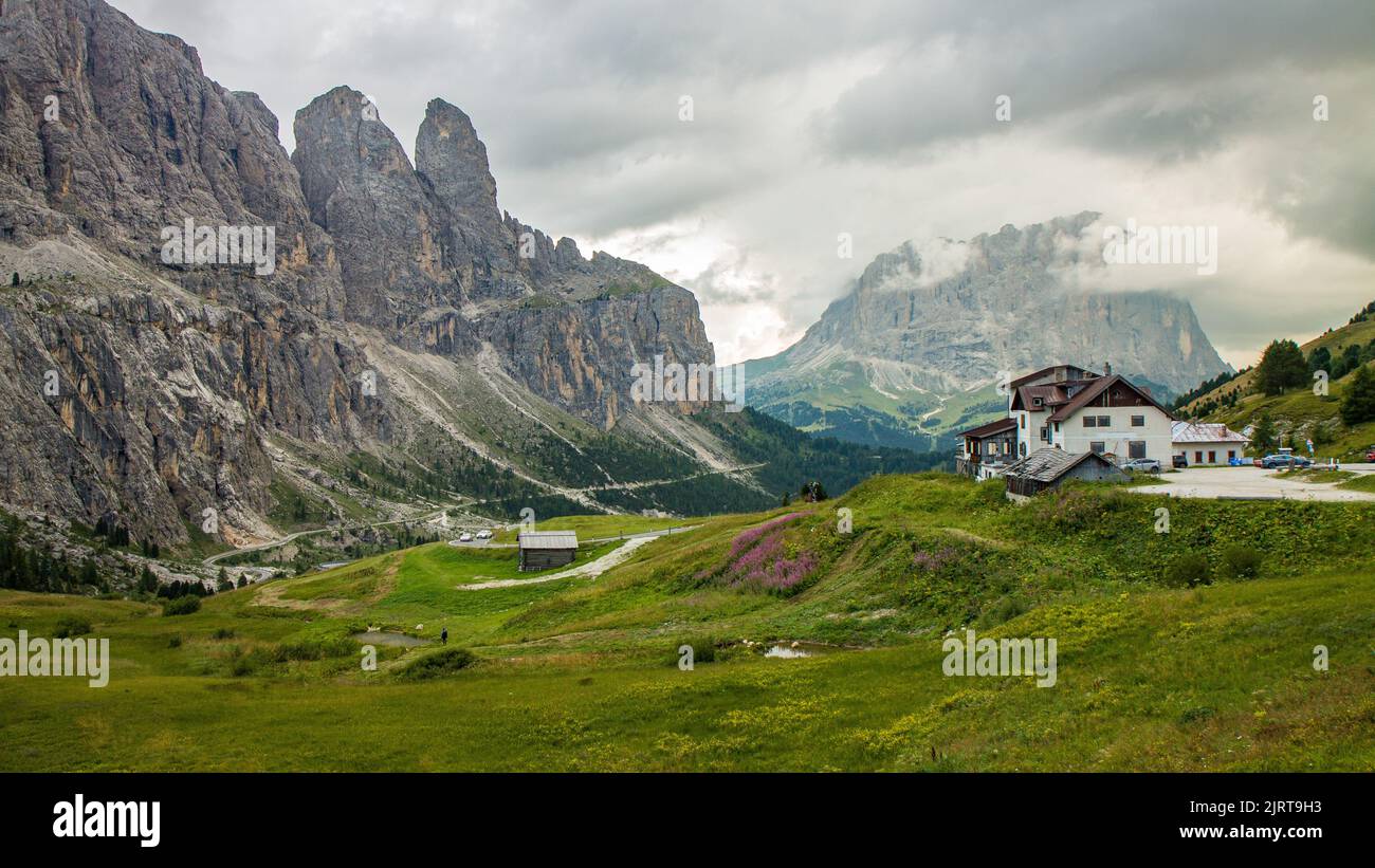 Schöne Panoramasicht auf Grödner Pass, Grödner Joch, Italienische Alpen ...