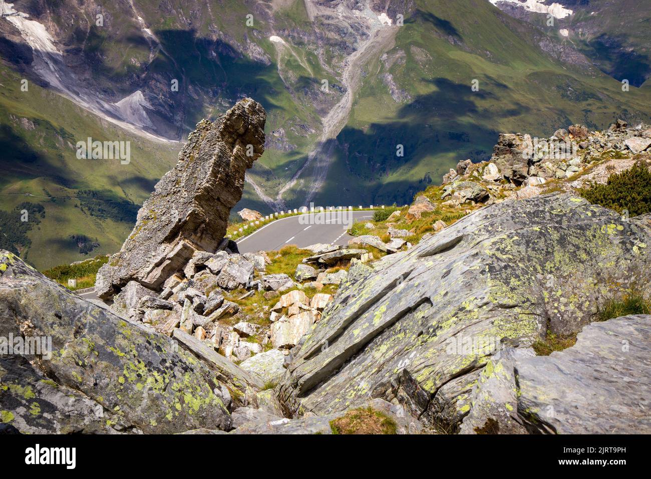 Die schöne Aussicht auf wilde Bergnatur, schräg geklammerter Stein ...