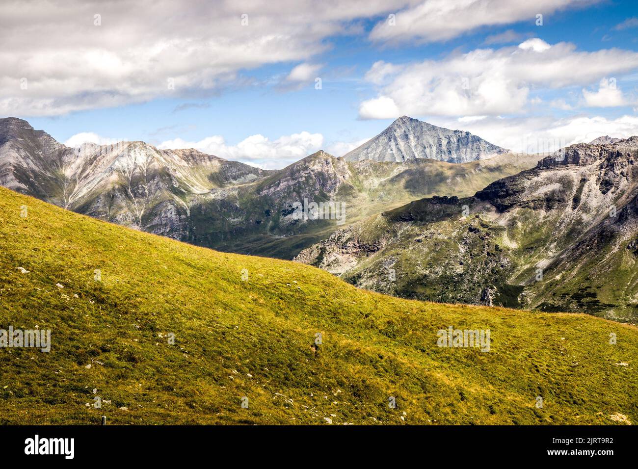 Der schöne Panoramablick auf die Bergnatur - aufgenommen von der ...