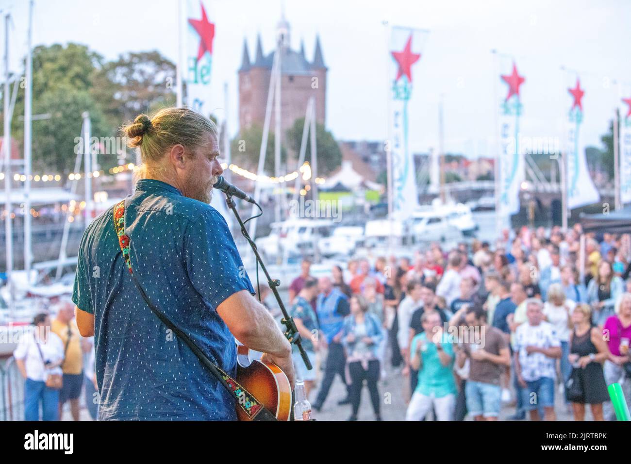 ZIERIKZEE, NIEDERLANDE - 25. AUGUST: Arjan Broek von der Band Woodworks ...