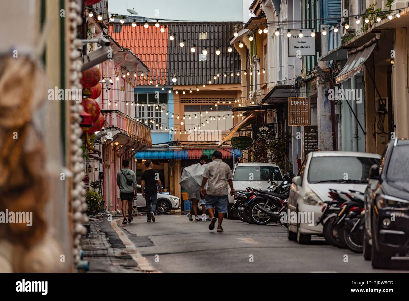 Phuket, Thailand - Juli 2022: Soi Rommani Street mit bunten ...