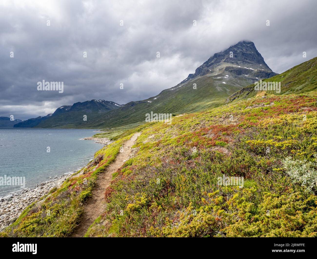 Der Wanderweg entlang des Bygdin-Sees mit Blick auf Torfinnstinden ...