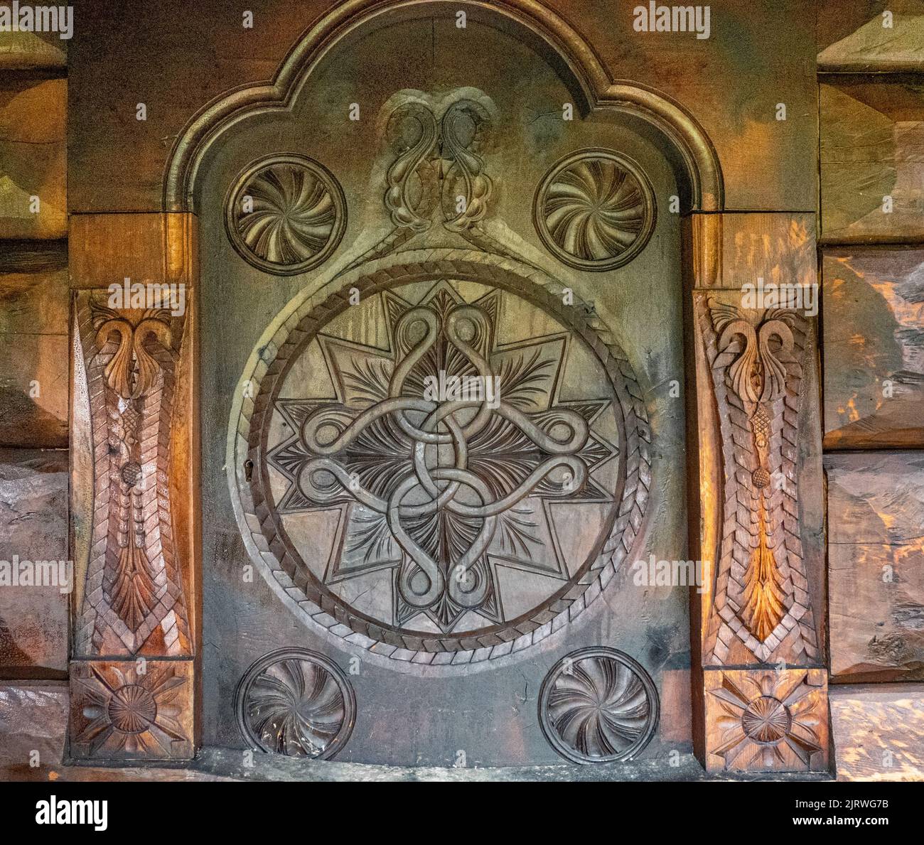 Aus holz geschnitzter adler -Fotos und -Bildmaterial in hoher Auflösung – Alamy